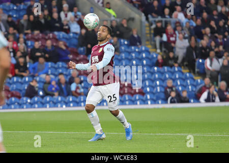 BURNLEY, ENGLAND AUG 28TH Aaron Lennon warms up during the Carabao Cup ...