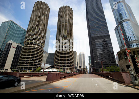 A view of Marina City, the IBM Building (AMA Plaza), and the Trump ...