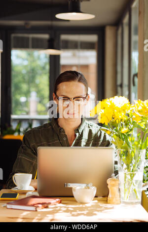 man working on laptop remotely from the beach Stock Photo - Alamy