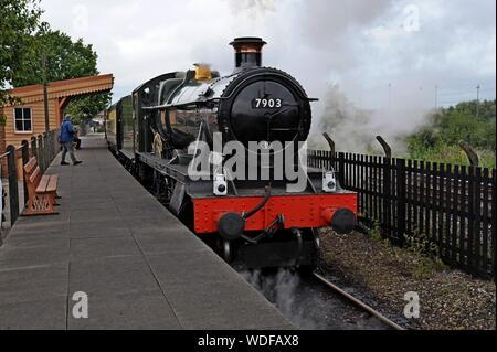 Steam locomotive 7903 'Foremark Hall' passes alongside a GWR 800 class ...