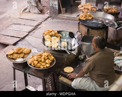 Samosas stall, varanasi, uttar pradesh, india, asia Stock Photo - Alamy