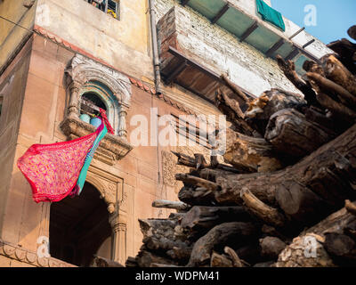 funeral pyre manikarnika ghat Varanasi Uttar Pradesh India Stock Photo ...
