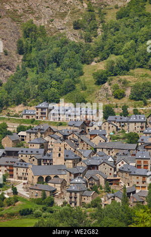 Traditional catalonian village. Vall de Boi. Durro. Spanish romanesque ...