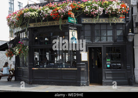 Chelsea Potter pub, King's Road, Chelsea, London, SW3 Stock Photo - Alamy