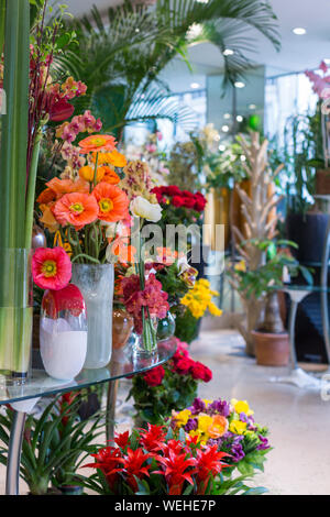 Flower displays in a Paris flower shop Stock Photo - Alamy