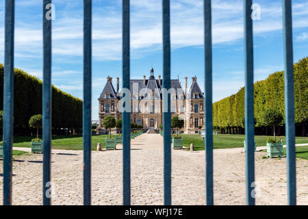 Entrance to Chateau de Sceaux - Hauts-de-Seine, France Stock Photo - Alamy