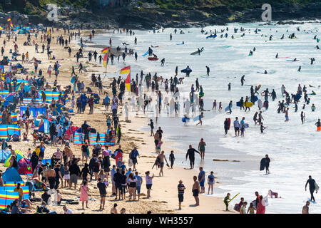 A busy beach scene in the popular North Devon resort of Woolacombe, UK ...