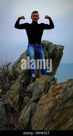 Sea muscles on rocks Stock Photo - Alamy