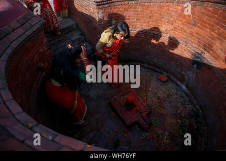 Hindu women offer prayers to Hindu God after ritual bath in holy Yamuna ...