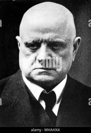 JEAN SIBELIUS (1865-1957) Finnish composer at his Jarvenpaa home in 1939 Stock Photo - Alamy