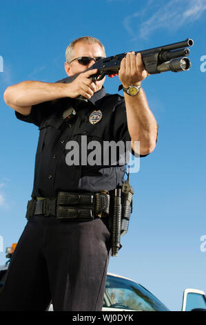 Police officer aiming a shotgun Stock Photo: 102962098 - Alamy
