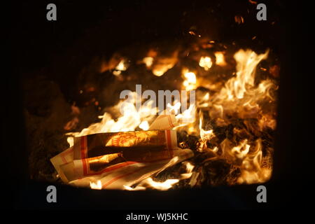 Chinese Joss Paper burning in flames Stock Photo - Alamy