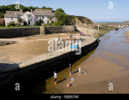 bude harbour pink house Stock Photo - Alamy
