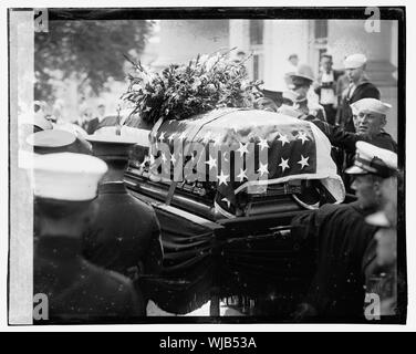 A historical photograph of the funeral of President Warren G. Harding ...