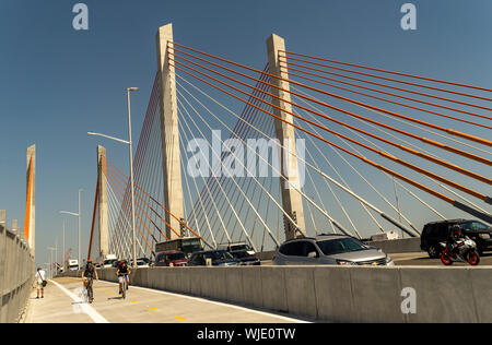 new Kosciuszko bridge on the BQE expressway connecting Brooklyn and ...