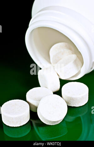From an open container of medical loose tablets Stock Photo - Alamy