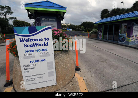 Seaworld Sign at the Entrance to Seaworld, Orlando Florida Stock Photo ...