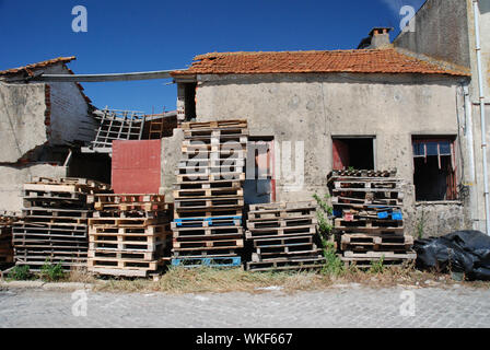 Abandoned store house without roof and windows Stock Photo - Alamy