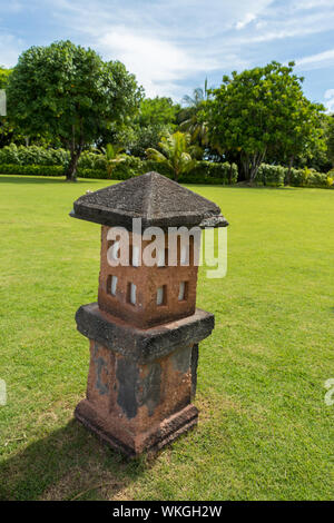 Ornate column in formal Balinese garden Stock Photo - Alamy