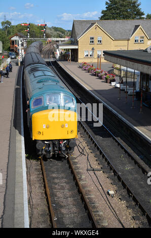 Class 45 diesel electric locomotive 45041 Royal Tank Regiment arrives ...