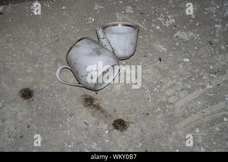 Broken cup tea and teapot Stock Photo - Alamy