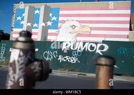 Building with mural painting of the American flag along old Lincoln ...