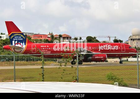 The jetBlue Airbus A320 with the FDNY livery, lines up on the runway as ...