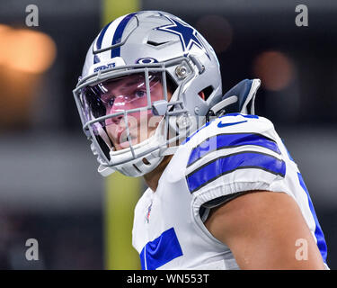 Dallas Cowboys linebacker Leighton Vander Esch (55) warms up before ...
