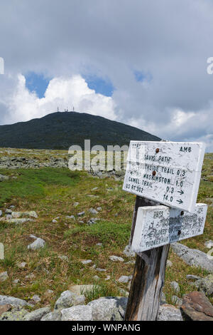 Trail sign along Davis Path in Sargent's Purchase in the Presidential ...