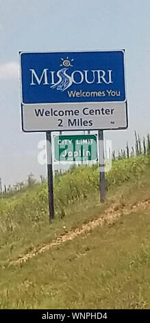 Welcome highway sign Missouri USA Stock Photo - Alamy