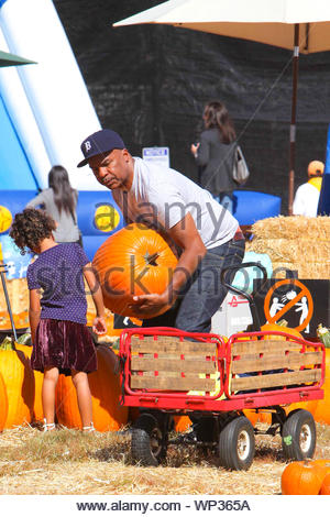David Alan Grier and his daughter Luisa Danbi Grier-Kim shopping at ...