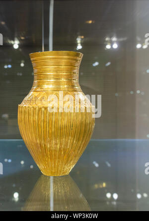 Amphora, gold, 6th century BC, Achaemenid, Reza Abbasi Museum, Tehran ...