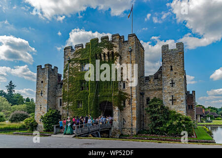 Hever Castle kent moat draw bridge drawbridge 13th Stock Photo - Alamy