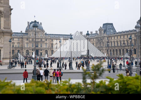 Louvre Paris overtourism - crowd of tourists queuing to enter the ...
