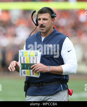 Tennessee Titans head coach Mike Vrabel watches from the sideline in ...