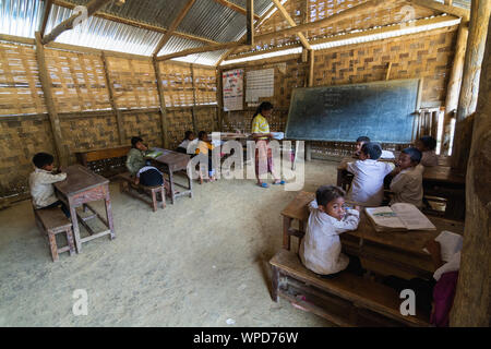 Lao school children in classroom beneath Buddhist temple, 4000 Stock ...