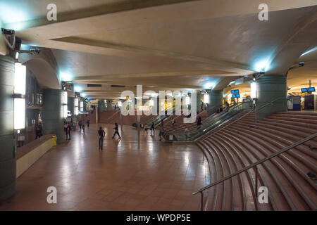 Paris, automatische Metro M14, Bibliotheque Francois Mitterand // Paris ...