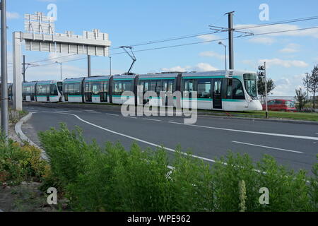 Paris, Tramway Linie T2, Pont de Bezons Stock Photo - Alamy