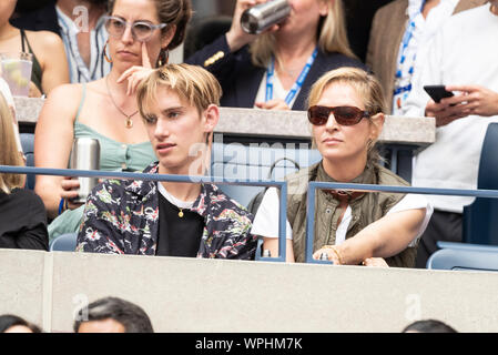 Uma Thurman, Levon Hawke attend US Open Championships mens final ...