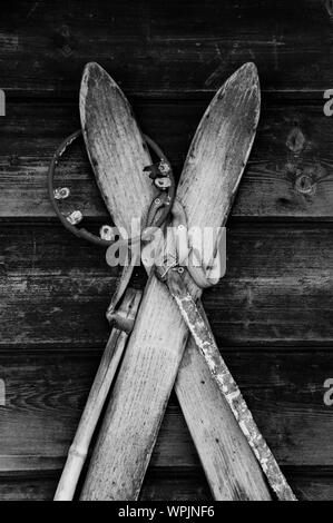 Skis leaning against wall Stock Photo - Alamy