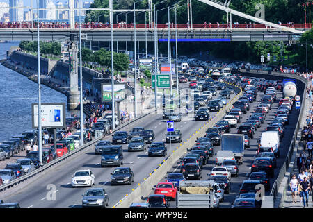 Kiev, Kyiv: road at west bank of river Dnipro (Dnieper), clogged ...