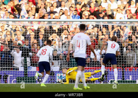 England's Harry Kane (9) scores a goal against DR Congo in the second ...