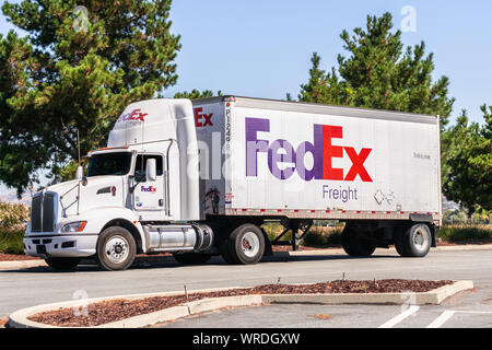 Side view FedEx Express transport delivering packages & freight via hgv ...