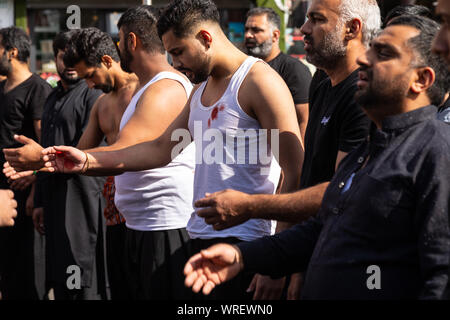Shia men and young boys emotionally beating their chests in the Ashura ...