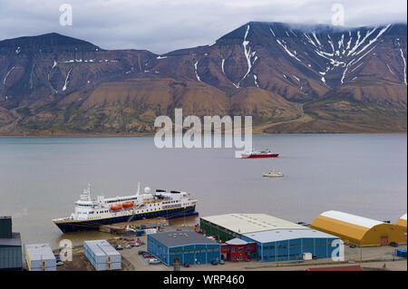 Cruise ship in port, Longyearbyen, Svalbard, Norway Stock Photo - Alamy