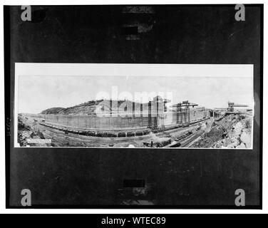 PANAMA CANAL : Miraflores Locks showing control house nearing ...