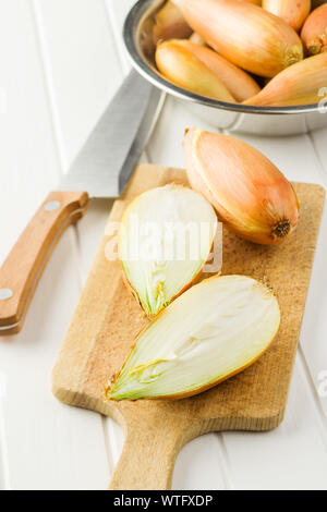 Whole red onion bulbs in brown on wooden background Stock Photo - Alamy