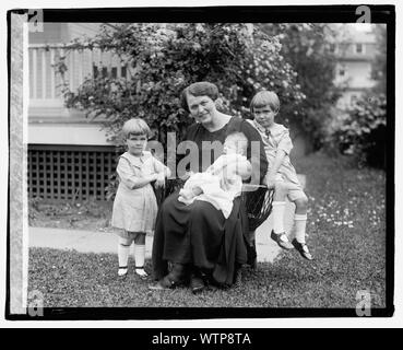 Mrs. Clyde Kelly & children Stock Photo - Alamy