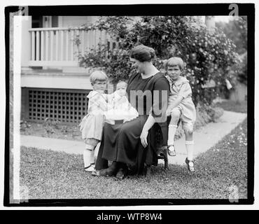 Mrs. Clyde Kelly & children Stock Photo - Alamy
