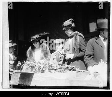 Mrs. Houston & Mrs. Grayson in Mkt Stock Photo - Alamy